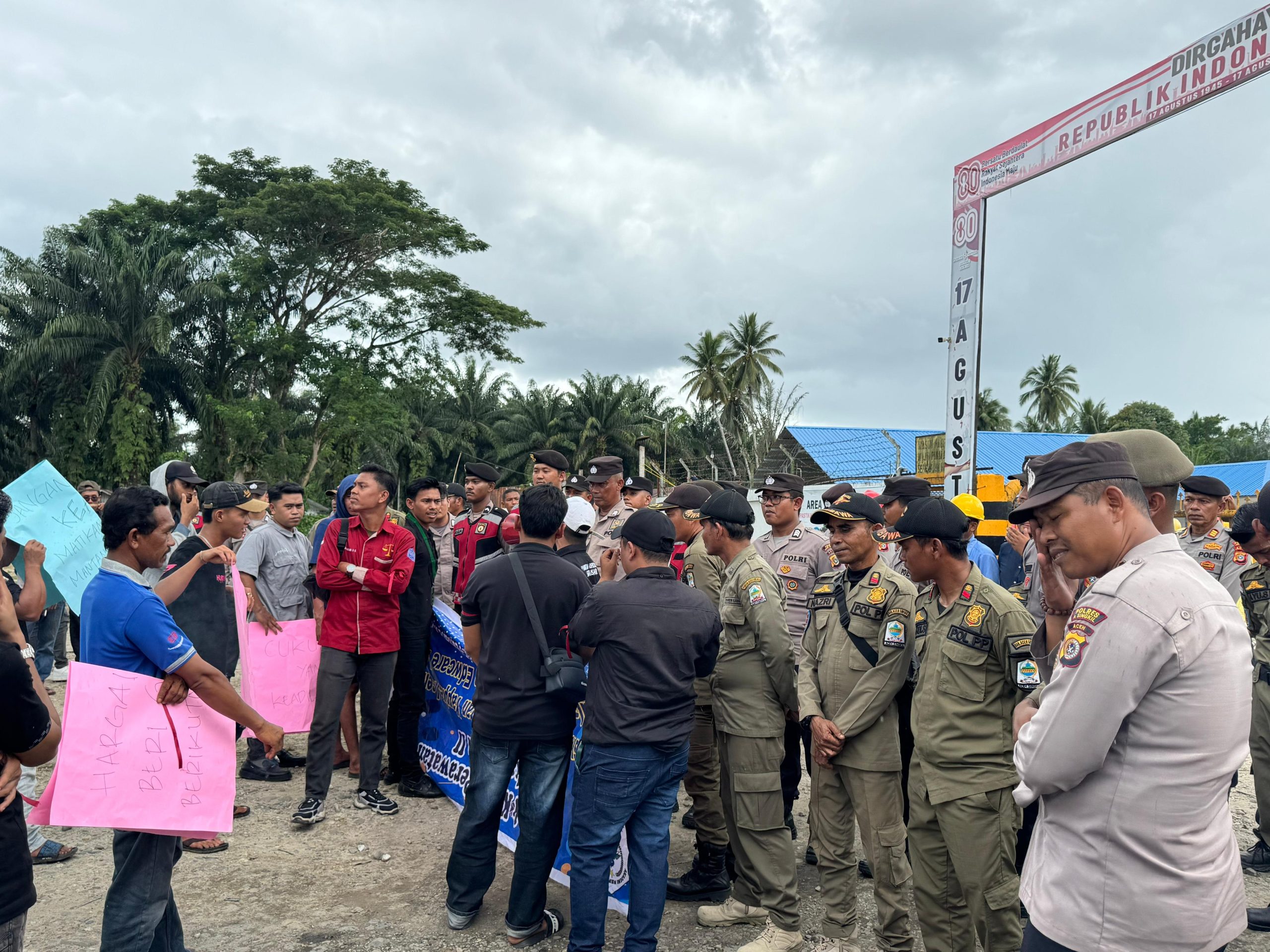 Tak Sesuai Rencana Tata Ruang, Massa Desak Relokasi Pabrik PT Socfindo ...